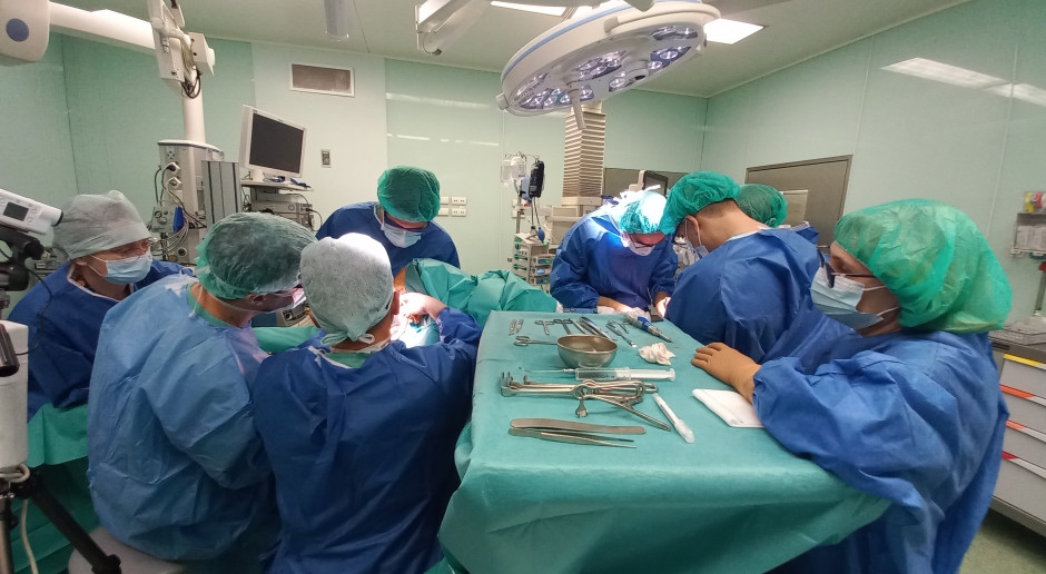 Przełomowe zabiegi w UCK Lekarze zrekonstruowali żuchwy u pacjentów z
