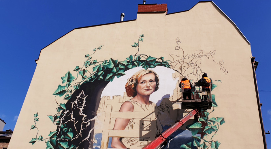 Mural przedstawiający Krystynę Bochenek powstaje w Katowicach