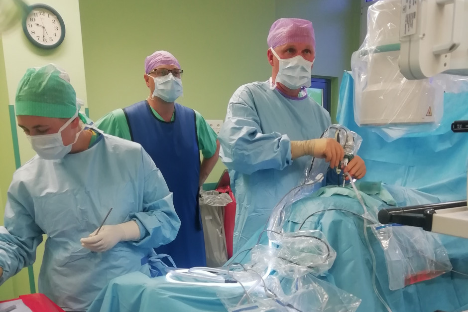 Po raz pierwszy w Polsce zastosowano endoskopową technikę UBE w ...