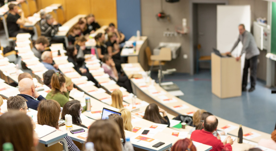 Podwyżki minimalnych wynagrodzeń dla profesorów publicznych uczelni. Pensja wzrosła do 7210 zł