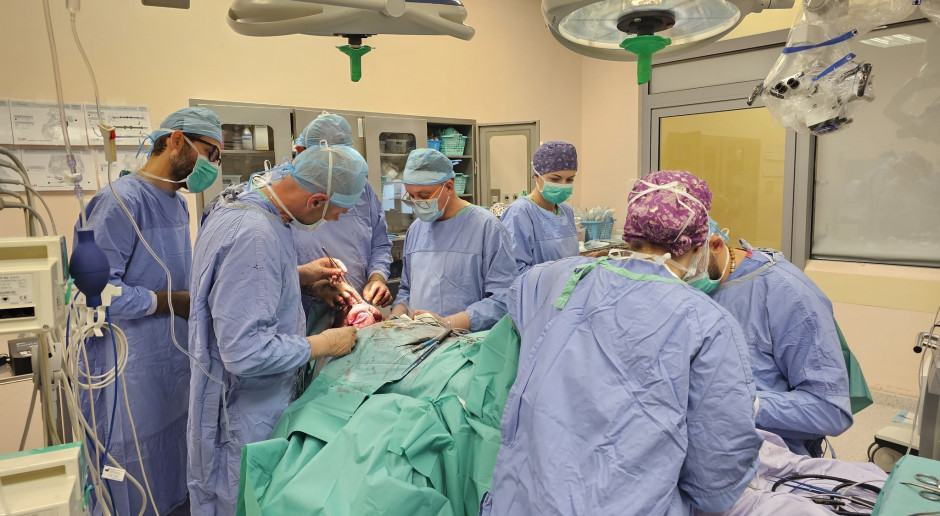 Lekarze usunęli olbrzymi guz z żuchwy u 15-letniej Afrykanki. Operacja ...