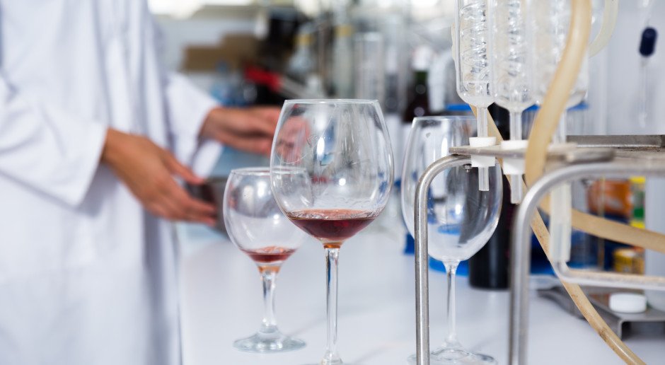 Dr Rosiak: w odniesieniu do alkoholu pokutują historyczne, nierzetelne ...